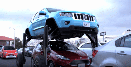 Hydraulic-Powered Hum Rider Jeep Grand Cherokee Travels Over Traffic