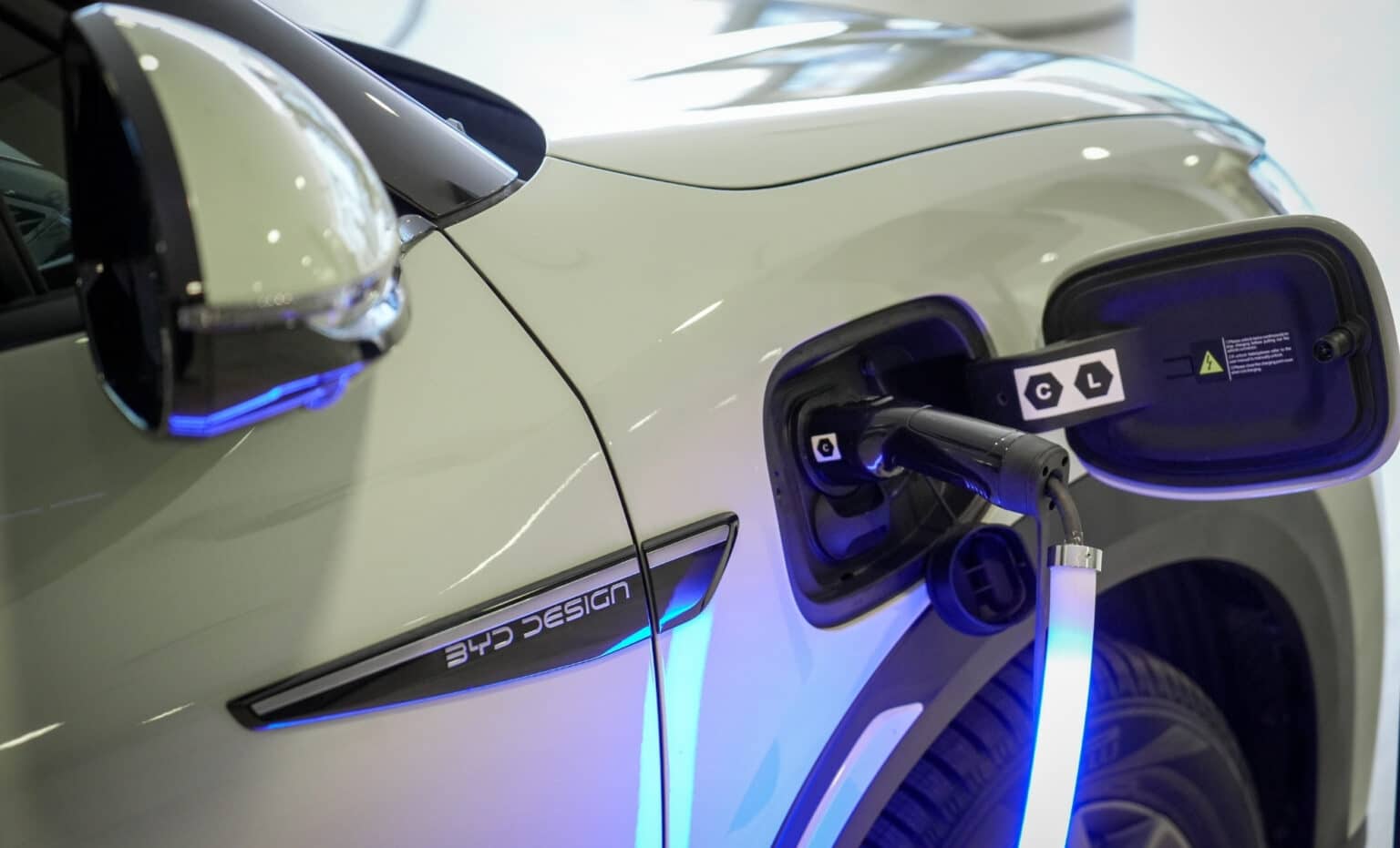 Video Captures BYD EV Adding 250 Miles in 5 Minutes With 746 kW, 1,000V ...